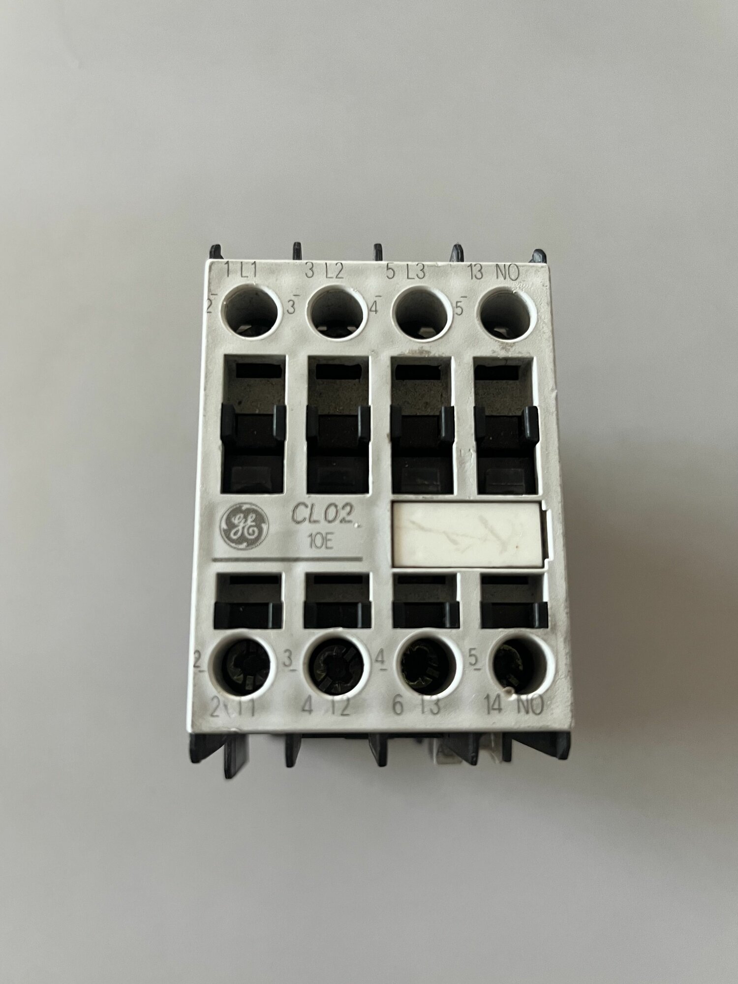 CL02D310T General Electric Контактор 3 пол, 32А, Кат: 24 VDC.