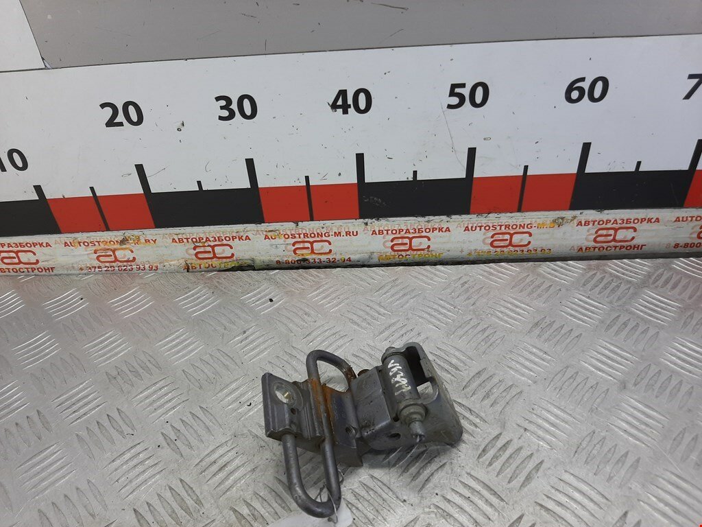 Петля двери передней правой Audi A4 B7 8E0831412E арт. 1100420