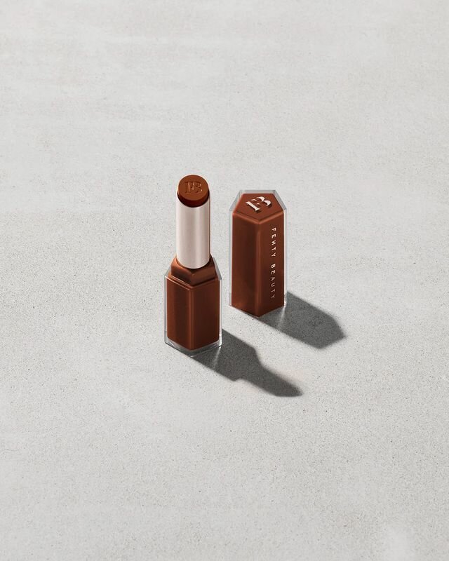FENTY BEAUTY Помада для губ Gloss Bomb Stix High-Shine Gloss Stick, 3.6 гр - Hot Chocolit - rich brown