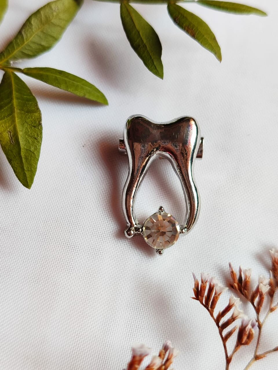 Брошь, стразы