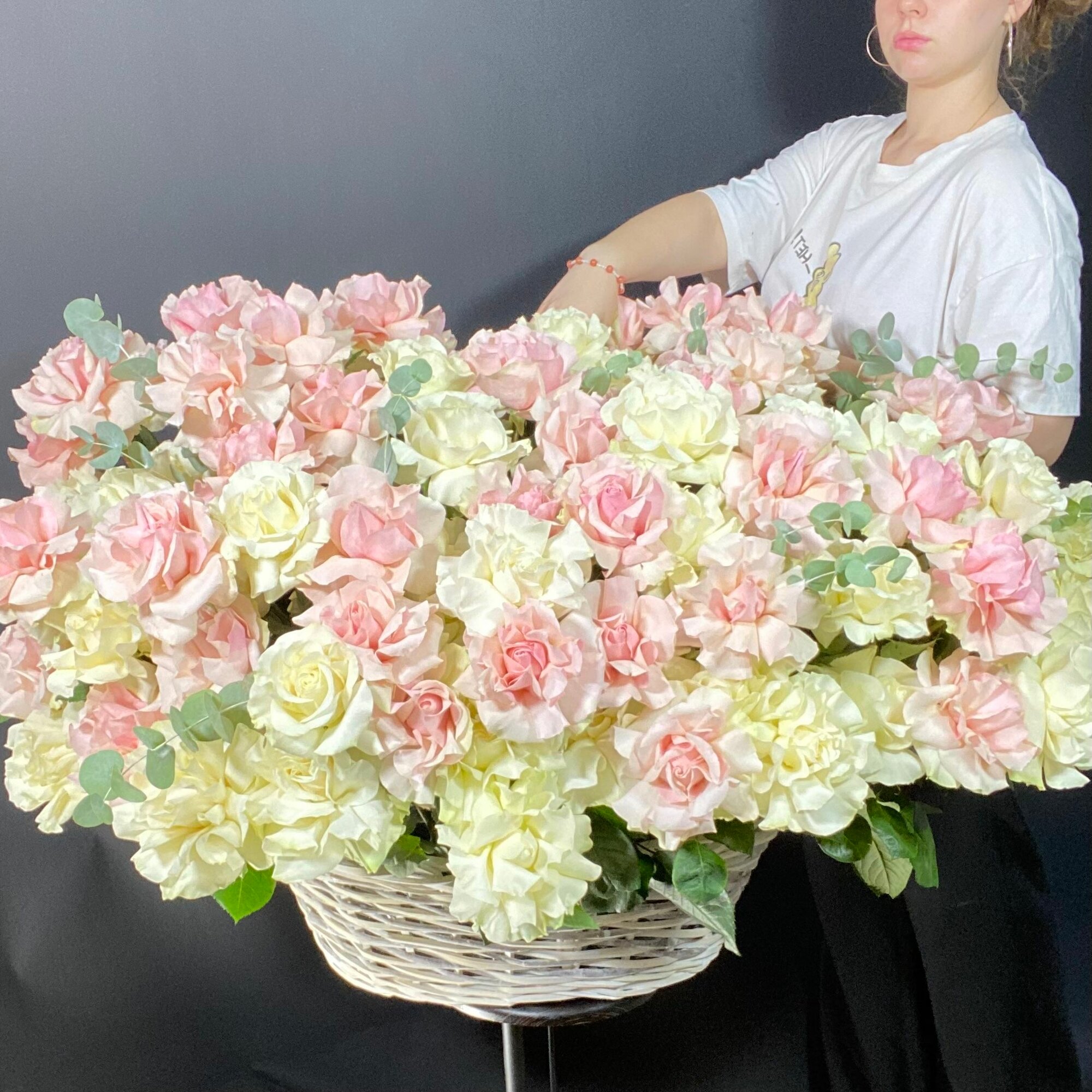 Огромный букет роз в корзине