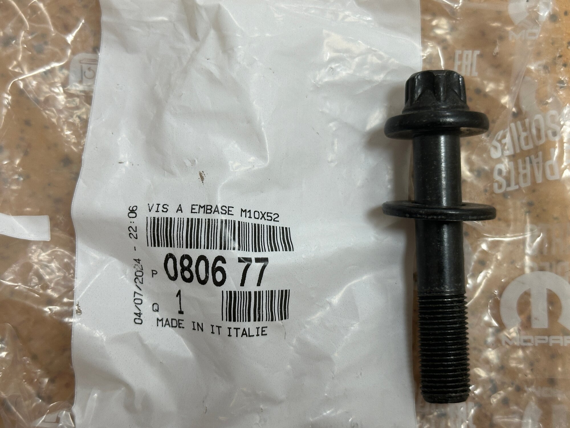 Болт крепления шестерни распредвала для двигателя EP6 Пежо Peugeot 308 408 Citroen C4 оригинал 080677