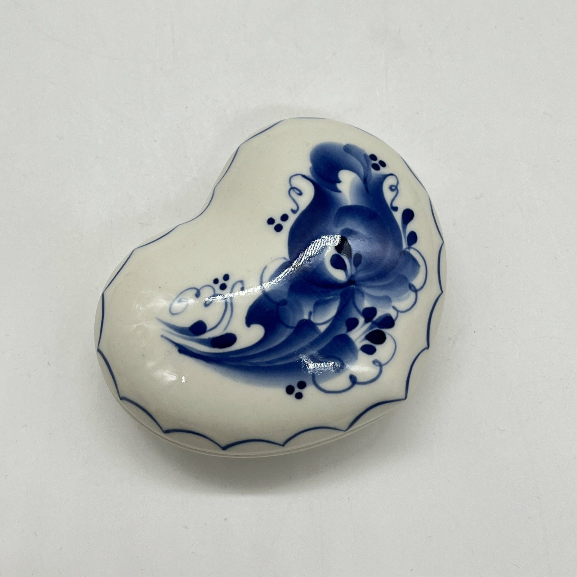 Шкатулка в форме сердца с расписным декором, Гжель, фарфор, роспись, Россия