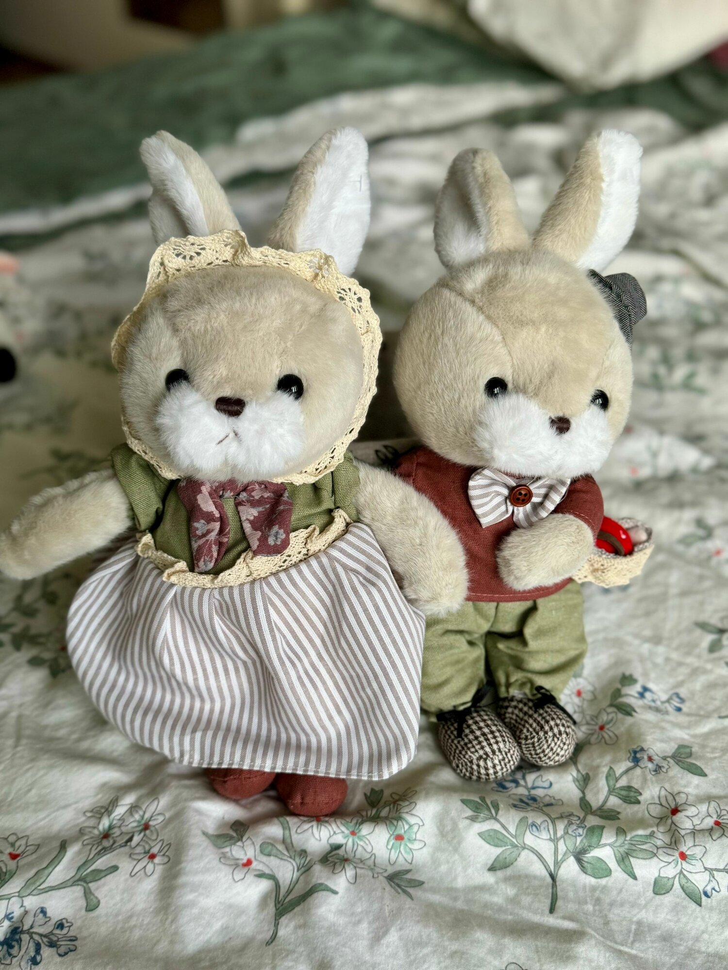 Мягкая игрушка заяц. Набор мягкий игрушек. Пара зайцев в одежде 30 см.