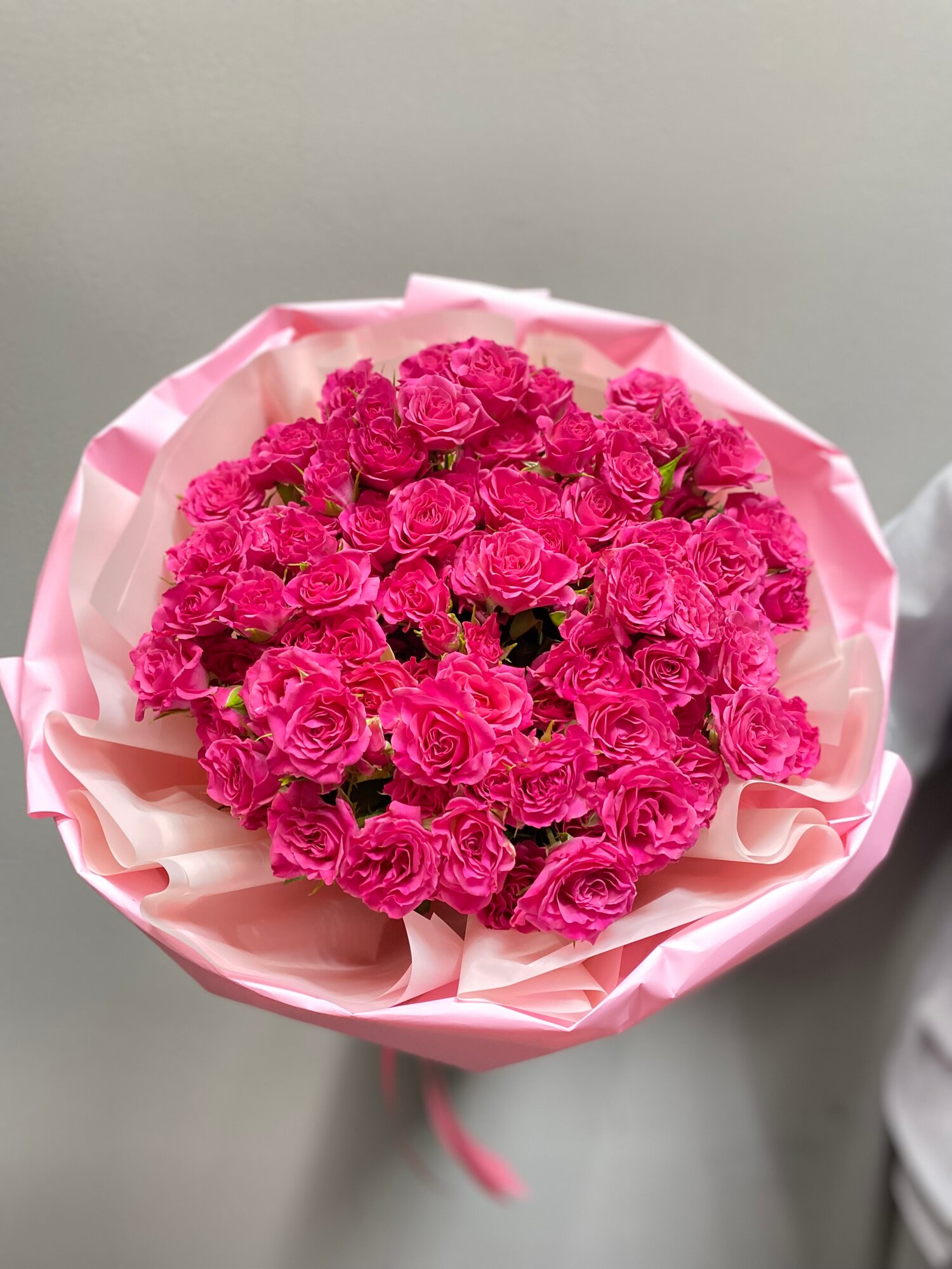 Букет живых цветов NURA FLOWERS Яркие кустовые розы, из 19 цветов, в пленке, розовые, доставка по Москве