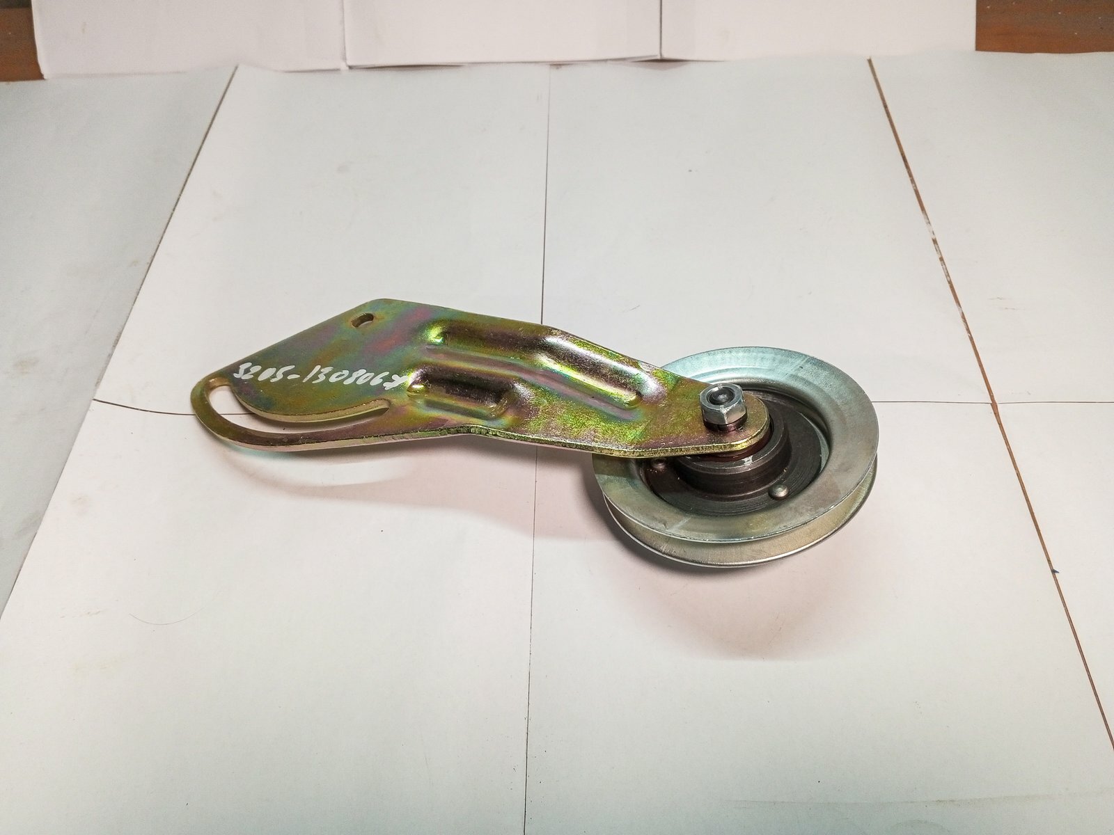 Ролик натяжной с планкой ПАЗ, оригинал