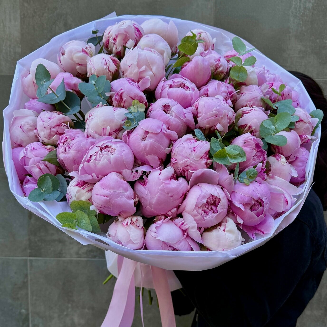 Букет из розовых пионов 45 шт и эвкалипта, красивый букет цветов, шикарный, премиум цветы, премиум букет