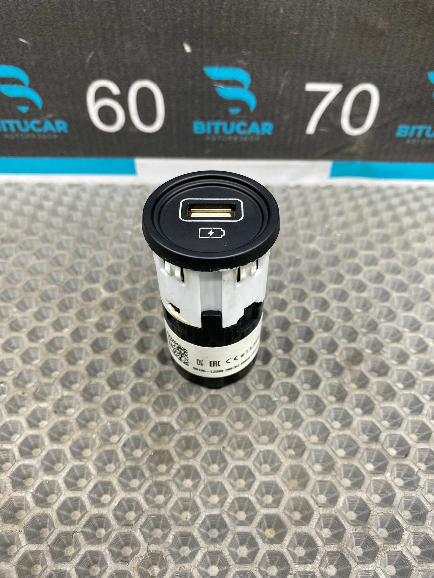 USB разъем Kia K5 III DL3 (G4KN) 2.5L GDI AT 2020 Седан