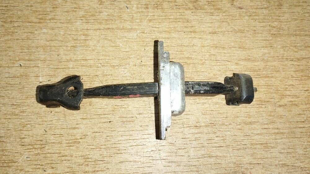 Ограничитель двери задний правый Toyota Camry V40 6863033070