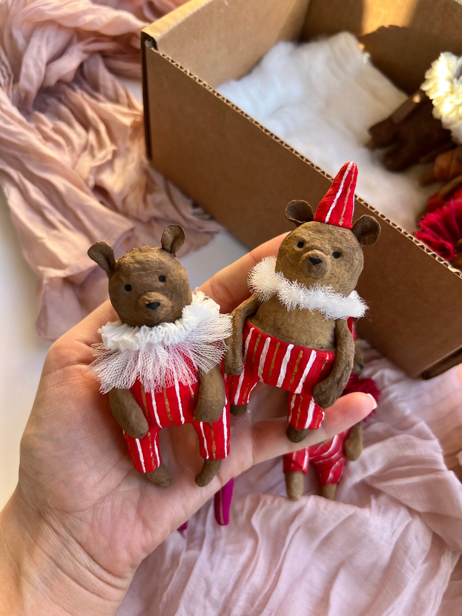 Елочная игрушка "Мишки цирковые в красном с белым воротником", авторская, 12см