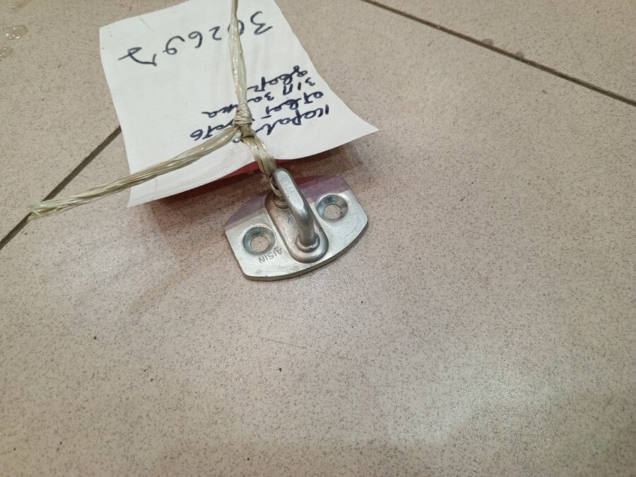 Ответная часть замка двери от Toyota Corolla E150 2006-2013