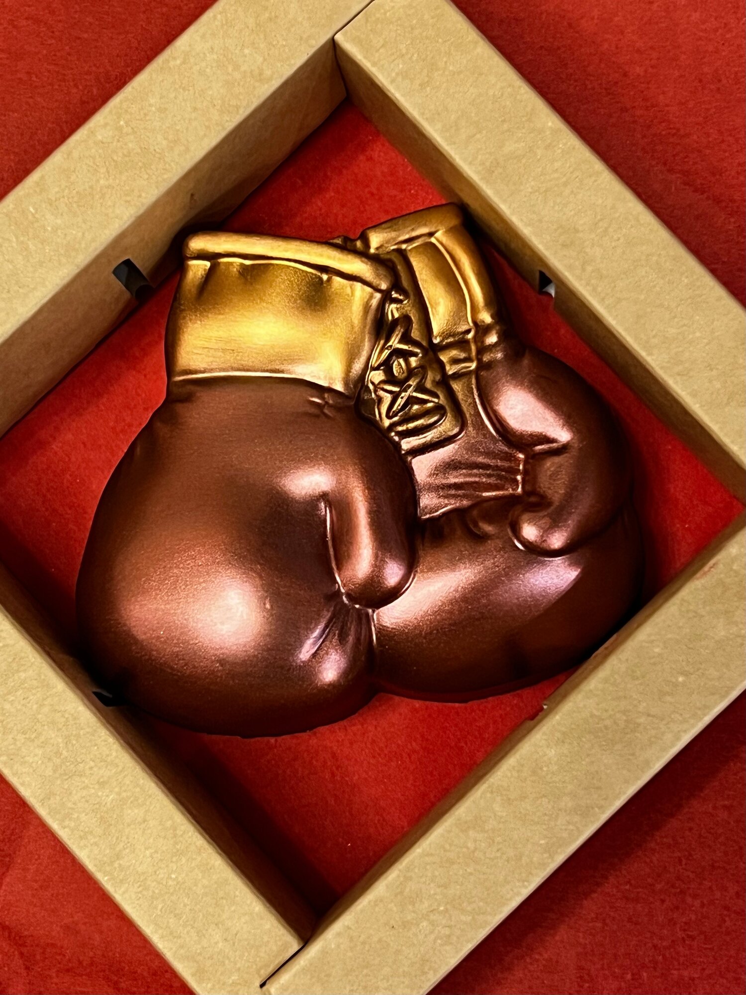 Шоколадная фигура "Перчатки 2д", темный шоколад, ручная работа