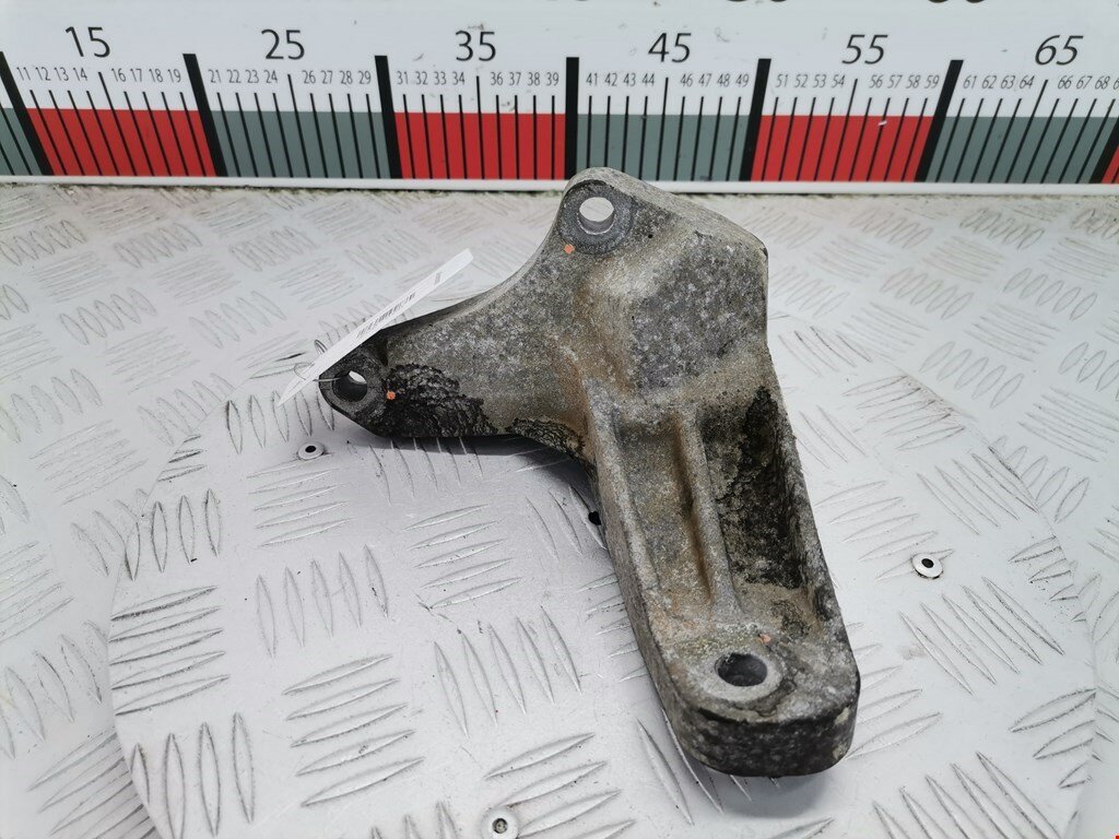 Кронштейн (крепление лапа траверса) кпп Ford S-MAX 1 6G916P093DC арт. 2067990