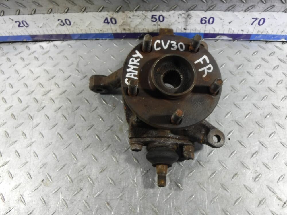 Кулак передний правый Toyota Camry CV30