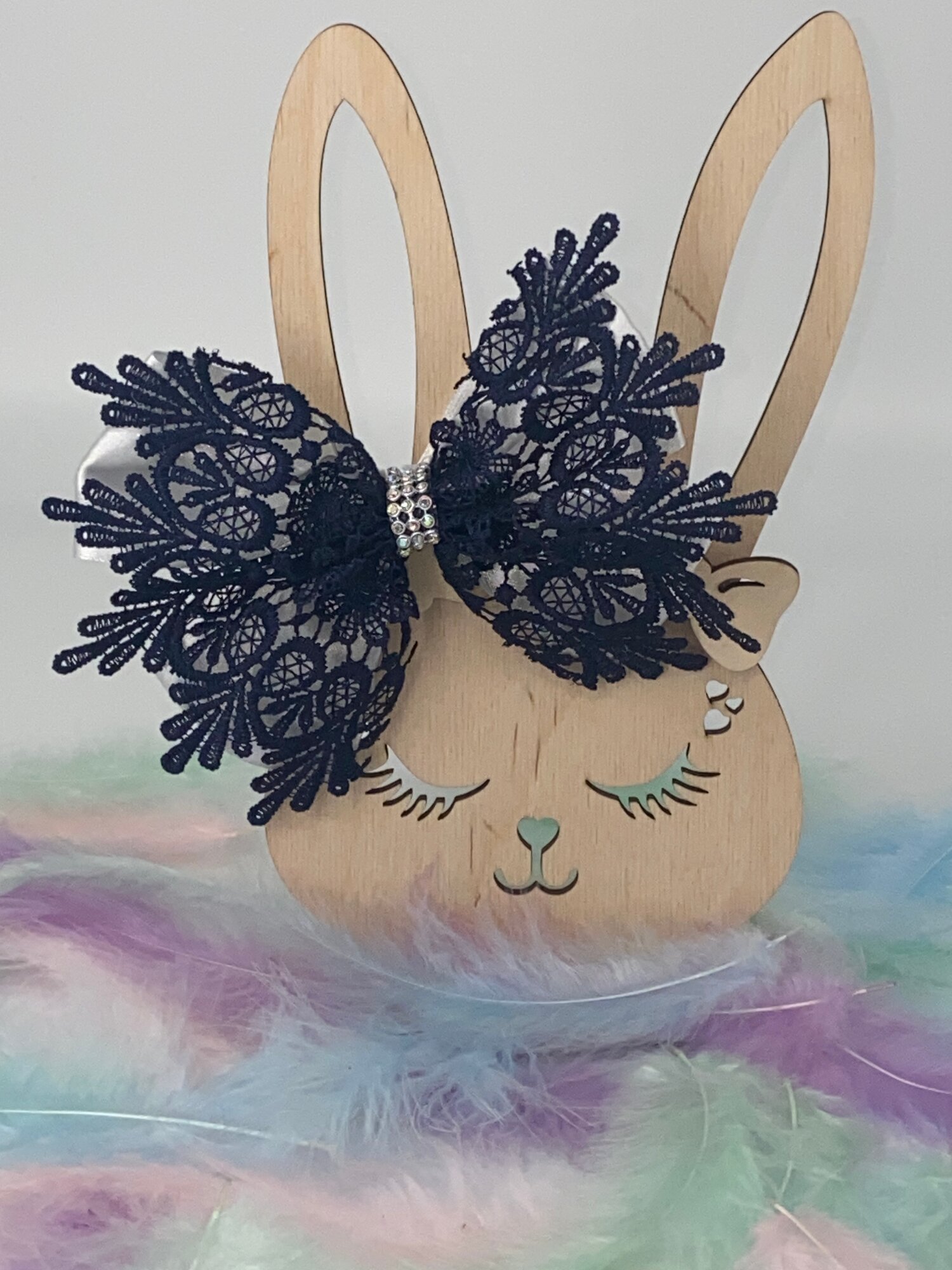 Бантик для волос на резинке , заколка для девочки. Нарядный бантик с гипюром и стразами. Бантик для девочки.