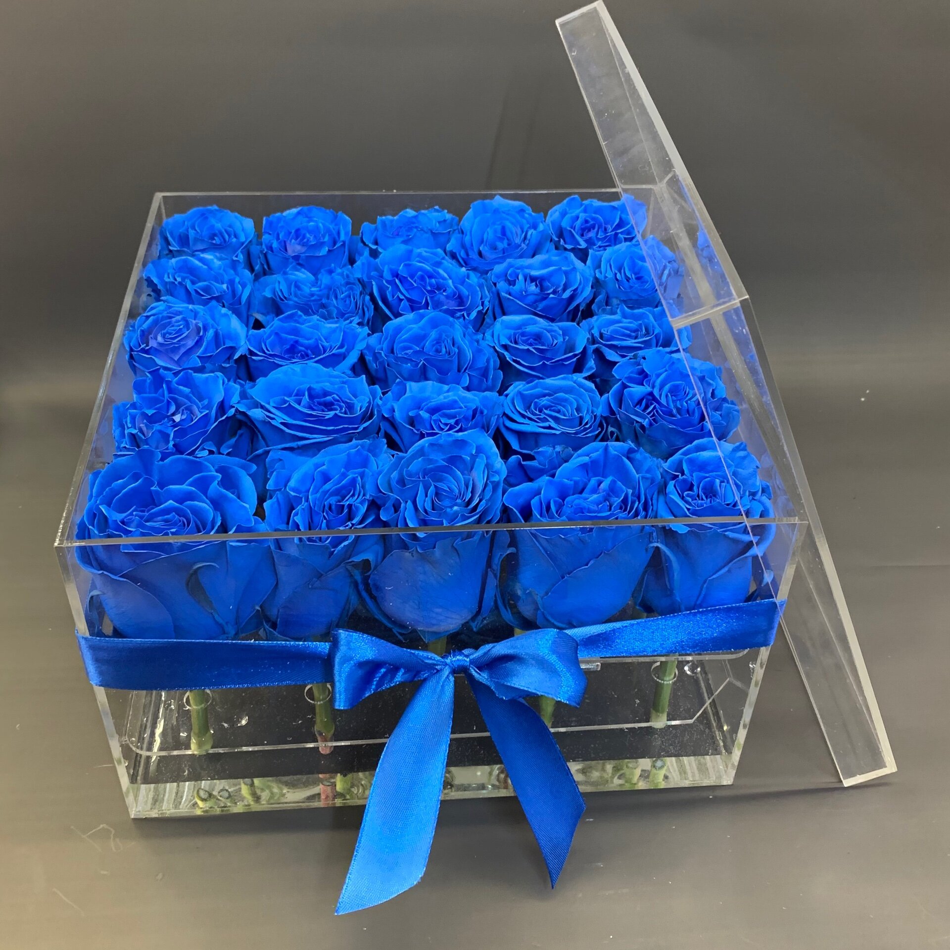 25 синих роз в акриловом боксе / Цветы в прозрачной коробке / Цветы в прозрачном боксе / Аквабокс с цветами