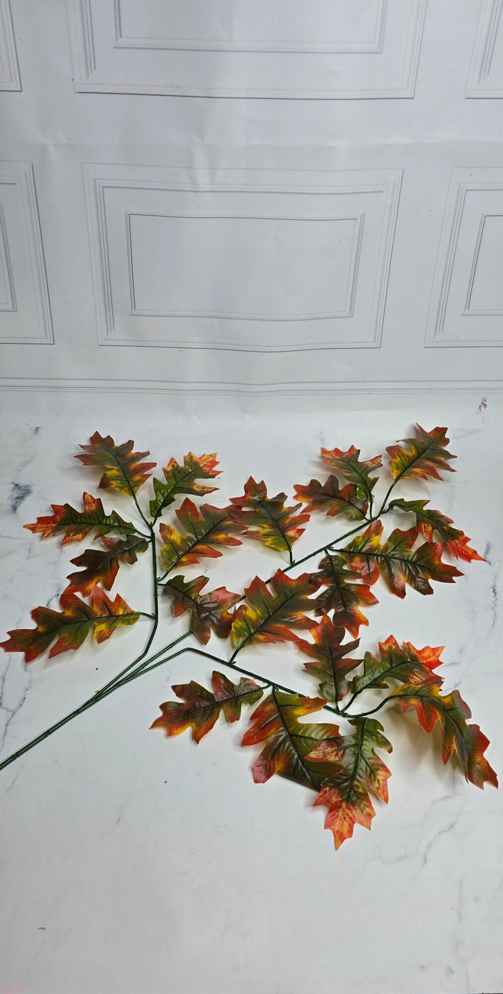 Искусственное растение Holodilova "Ветка дуба", искусственный латекс, коричнево-красное