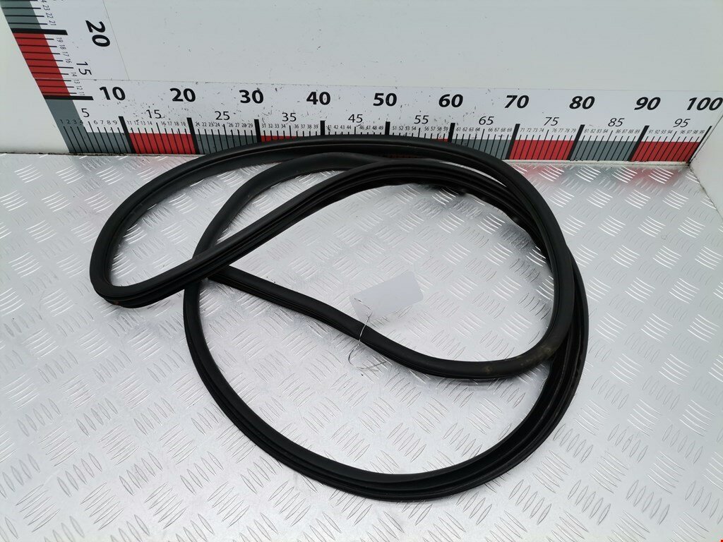 Уплотнитель двери Nissan Note (E11) 769229U10B арт. 1904625