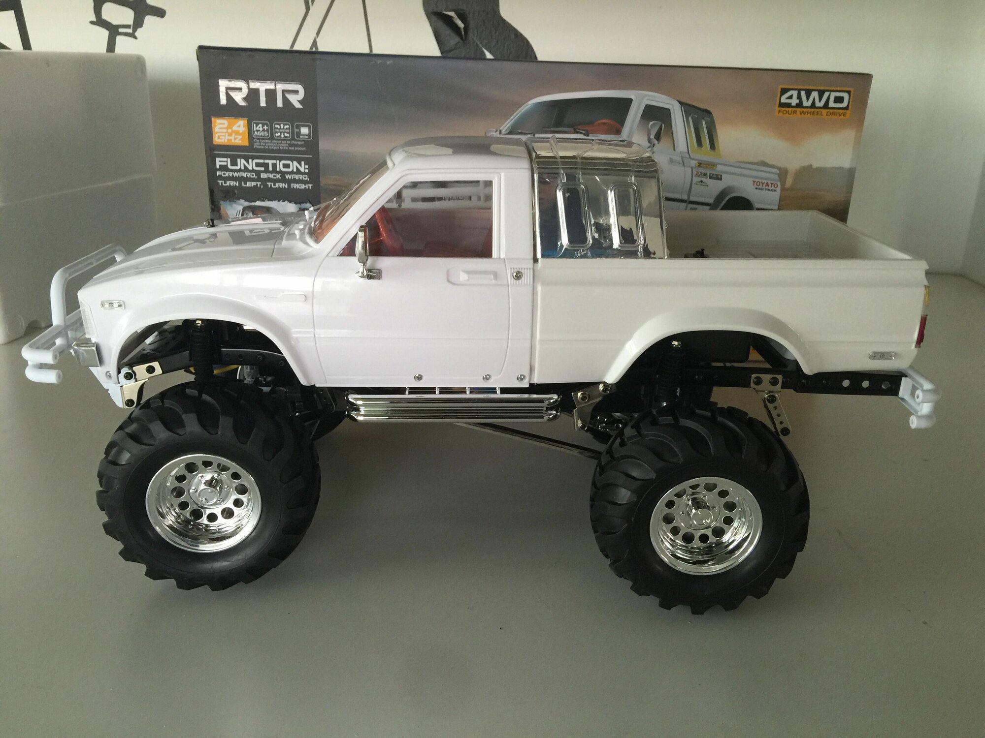HG-P407 1/10 белый полноприводный пикап в стиле Toyota, 2.4G, с аккумулятором 7.4V и зарядкой
