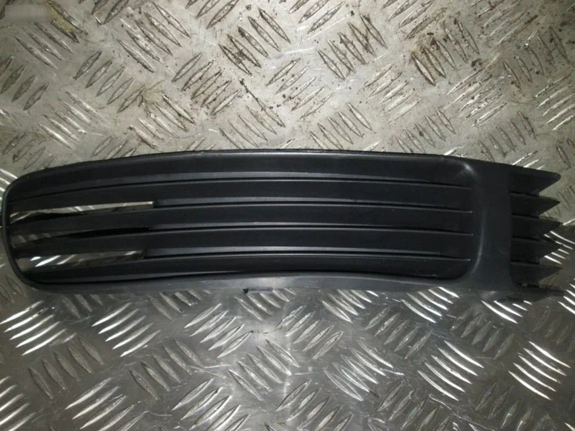 Решетка бампера TYG VW99017GAR, для Volkswagen Passat B5, передняя, правая, черная