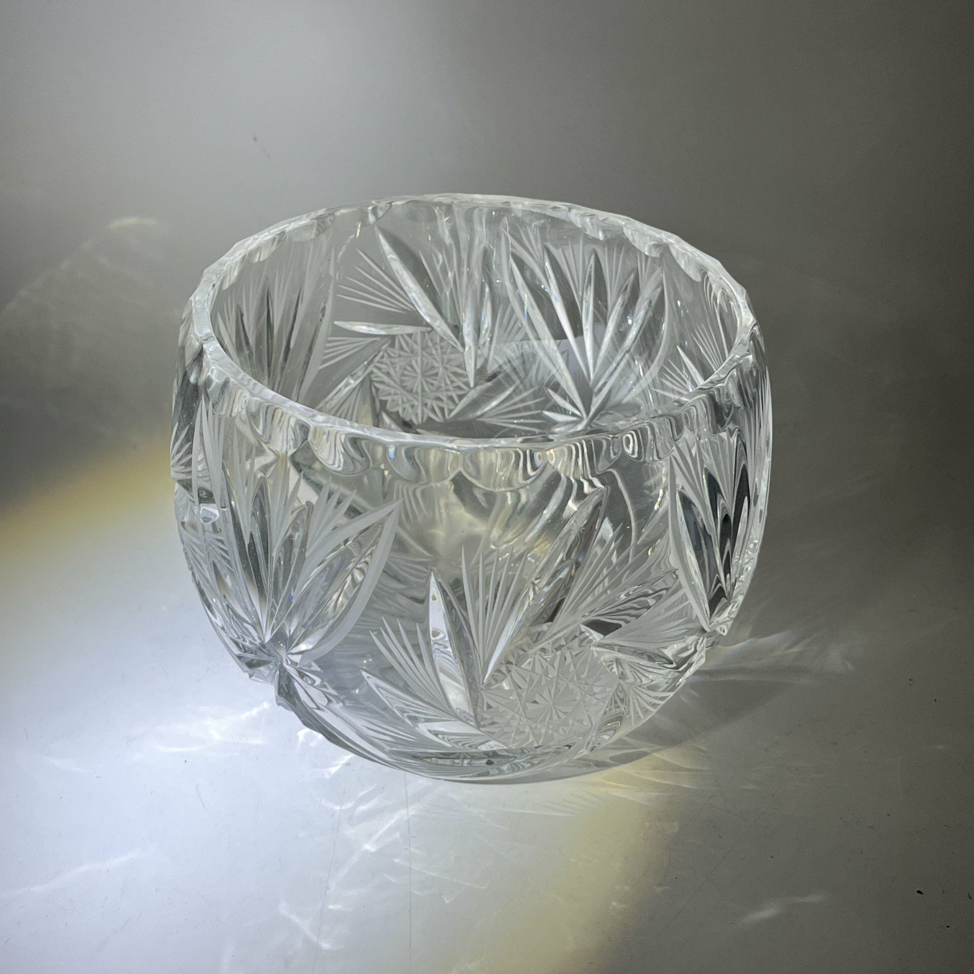 Салатник (конфетница) с резным геометрическим декором, хрусталь, пресс