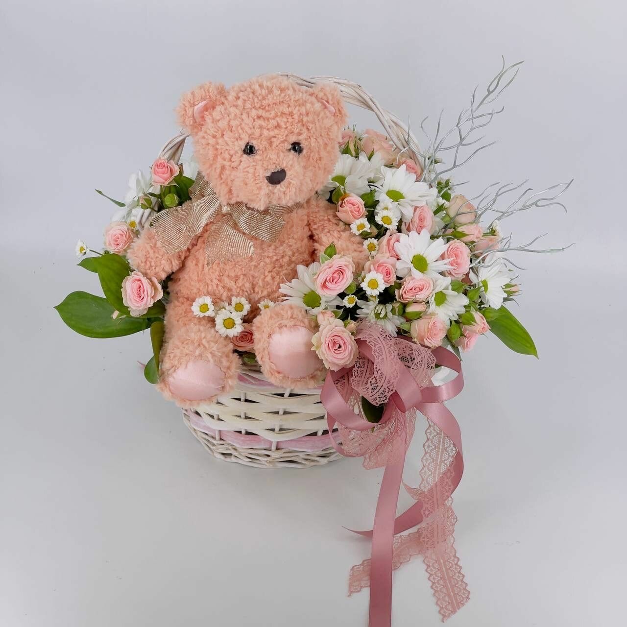 Корзина цветов с плюшевым медвежонком. Подарок на День рождения, выписку из роддома. Роза кустовая, сантини, хризантема