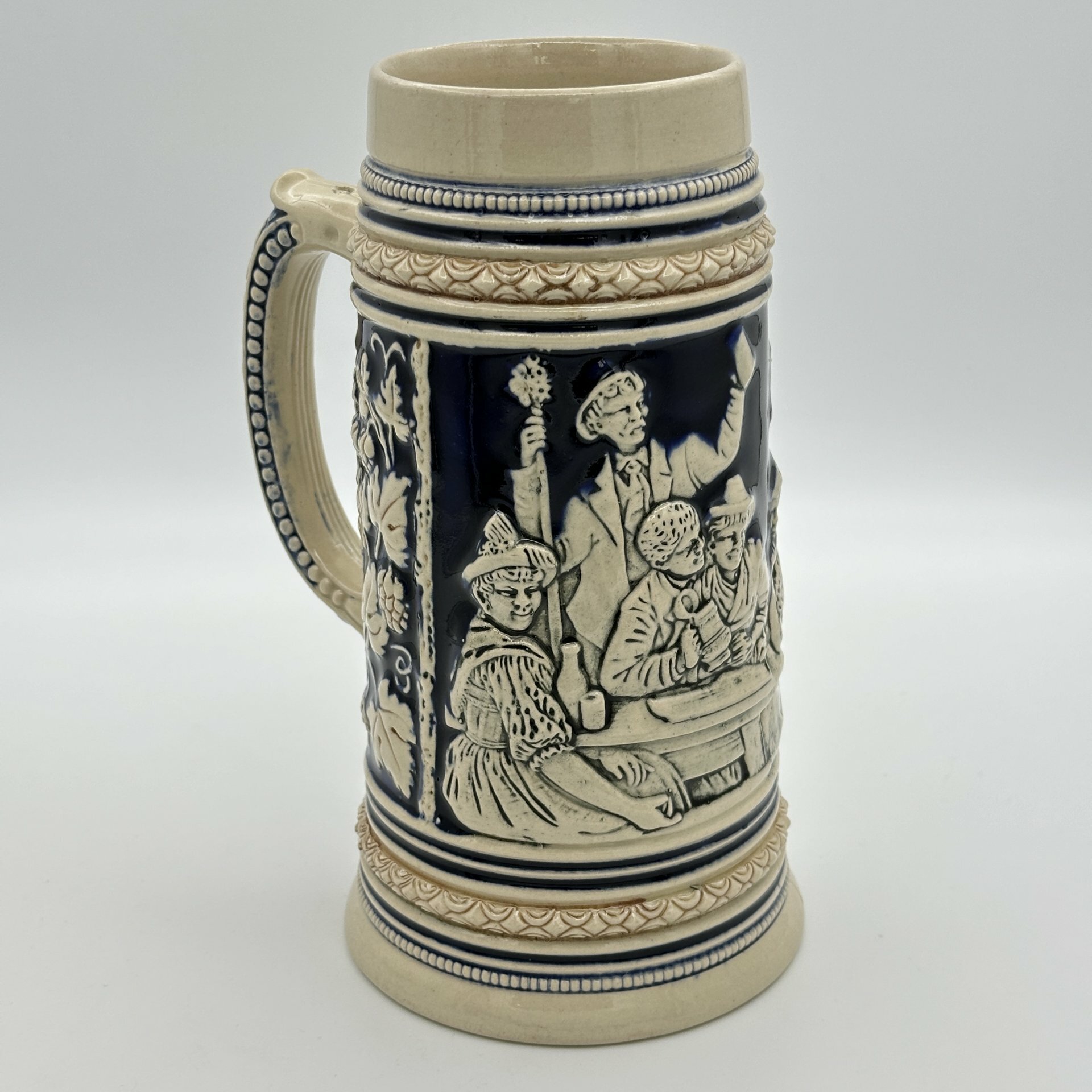 Кружка пивная, украшенная сценой флирта (компания в трактире), керамика, рельеф