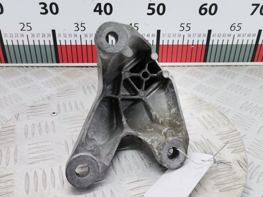 Кронштейн (крепление лапа траверса) кпп Ford Focus 1 98AB7M125CG арт. 2026618