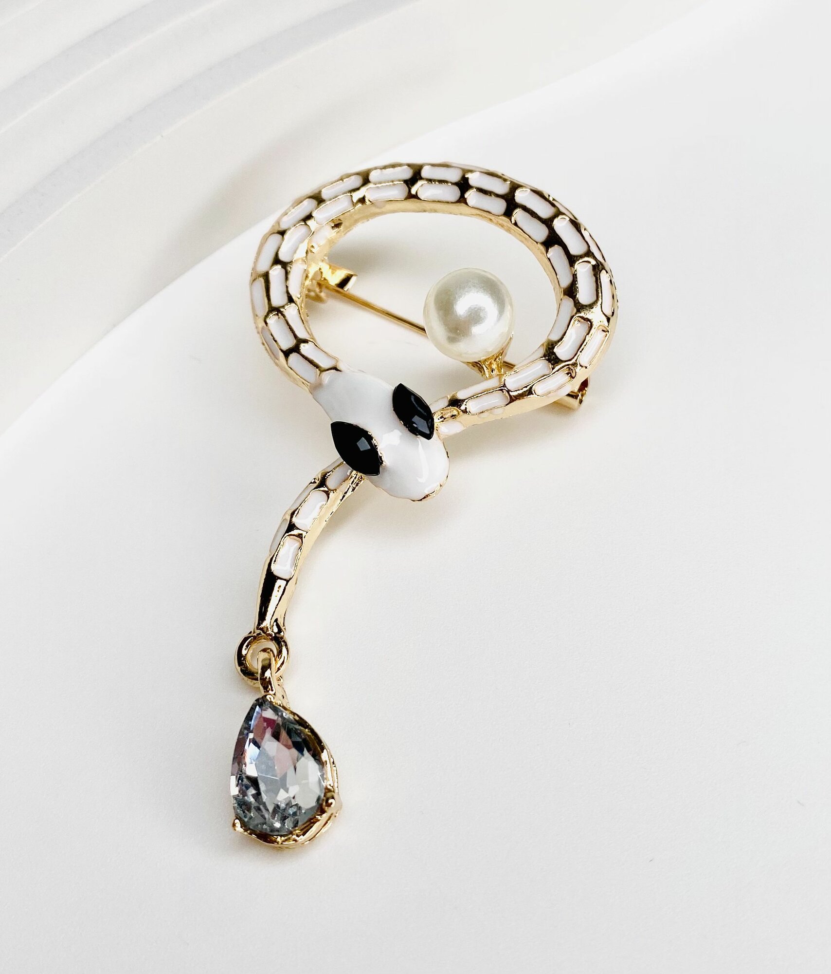 Брошь, стразы, искусственный камень