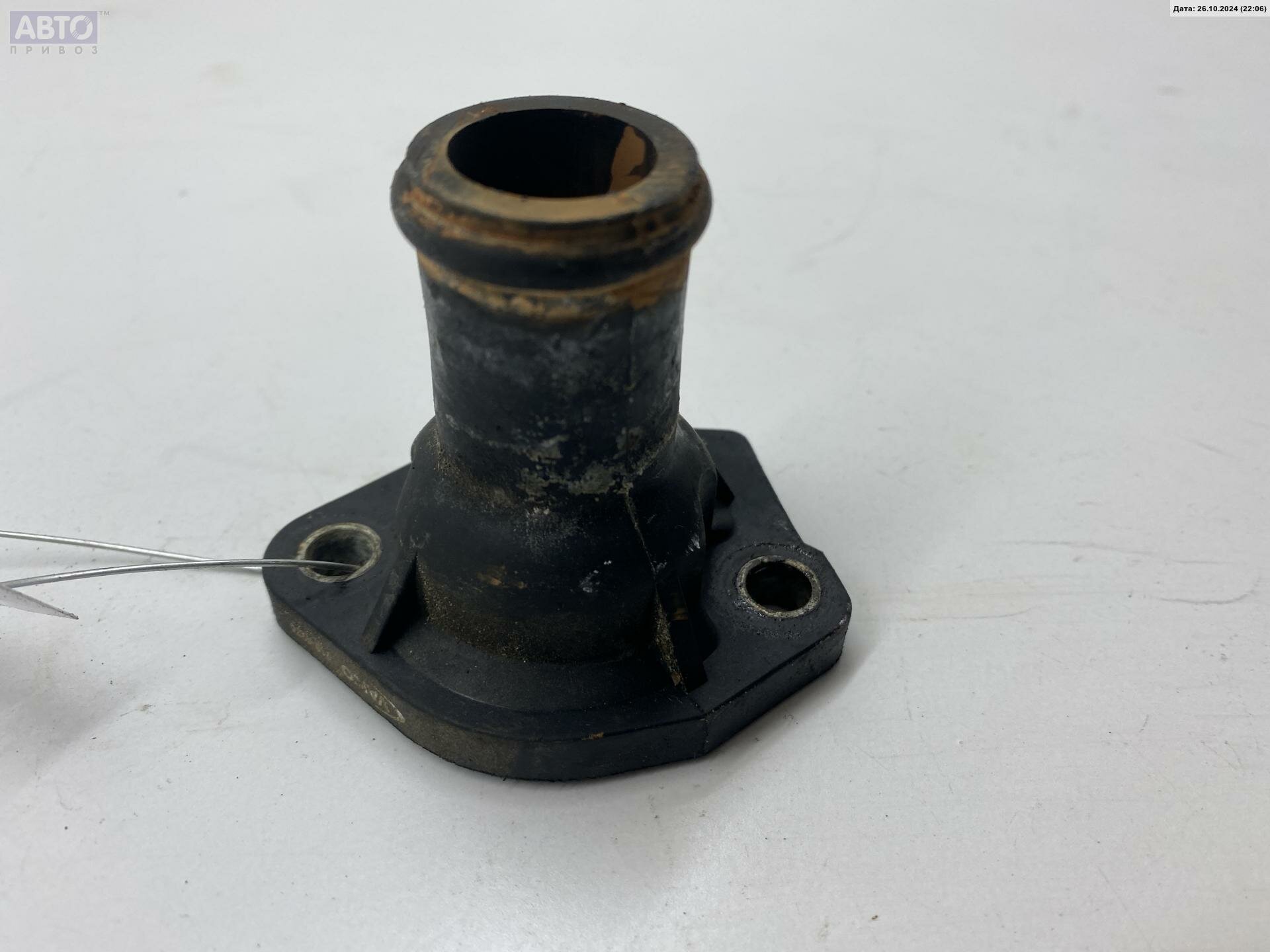 Фланец (тройник) системы охлаждения Audi 80 B3 (1987-1992)