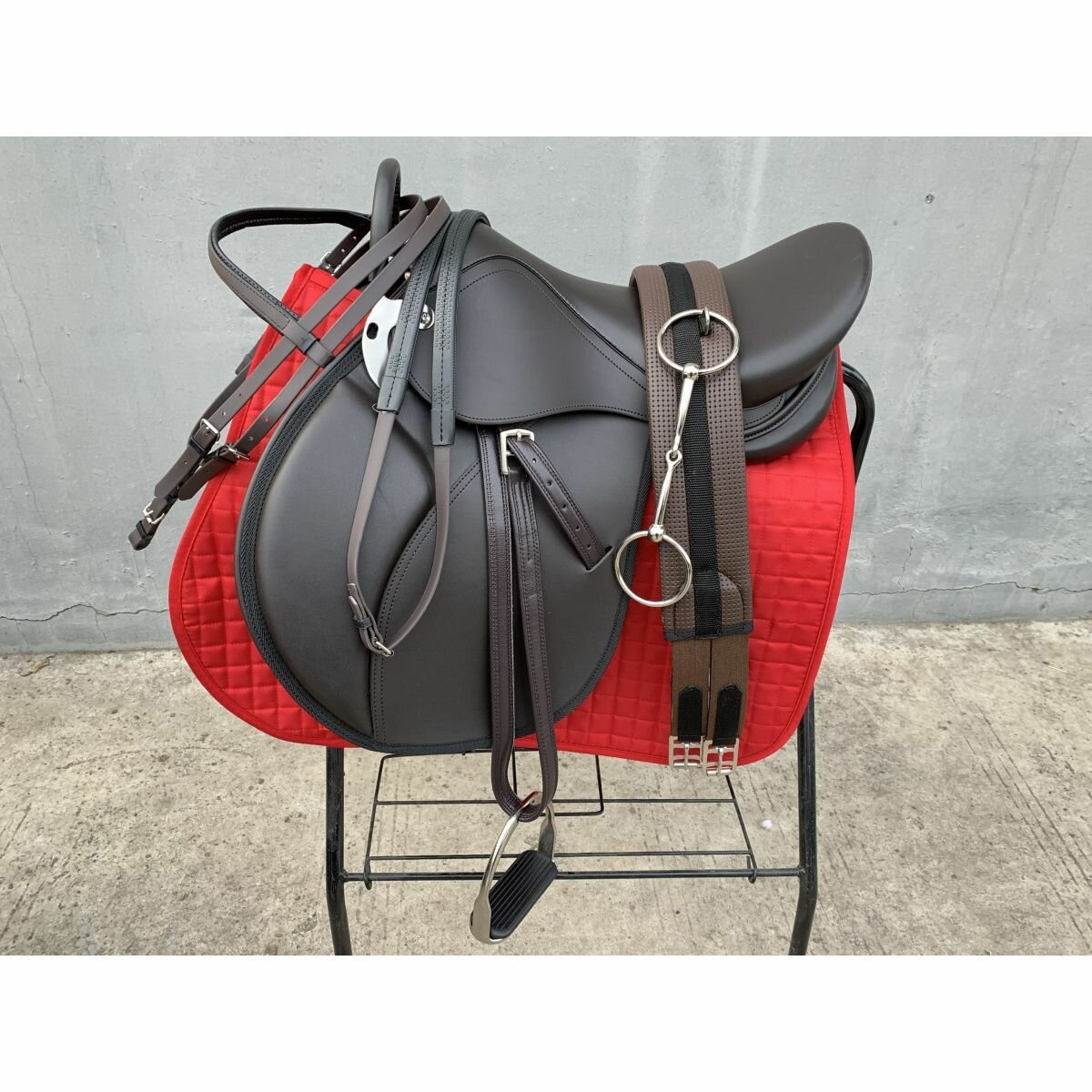 Прочное седло, подходящее для длительной езды верхом. Аксессуары для отдыха лошадей.