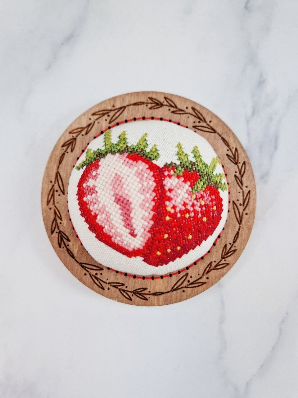 Игольница "Клубника" с вышивкой