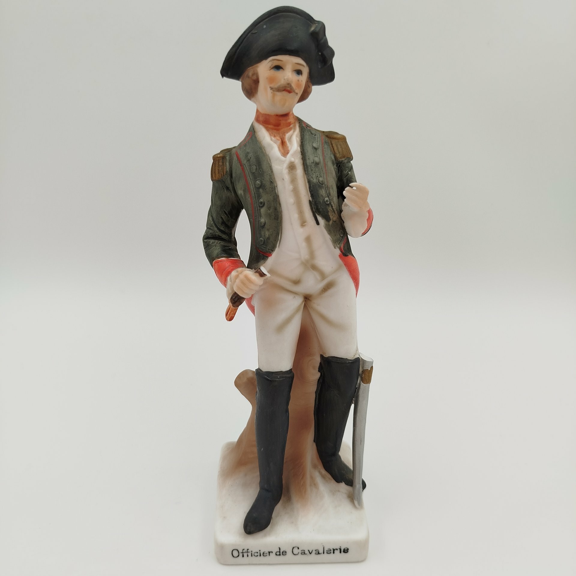 Статуэтка "Офицер кавалерии" ("Officier de Cavalerie") из серии "Армия Наполеона", бисквит