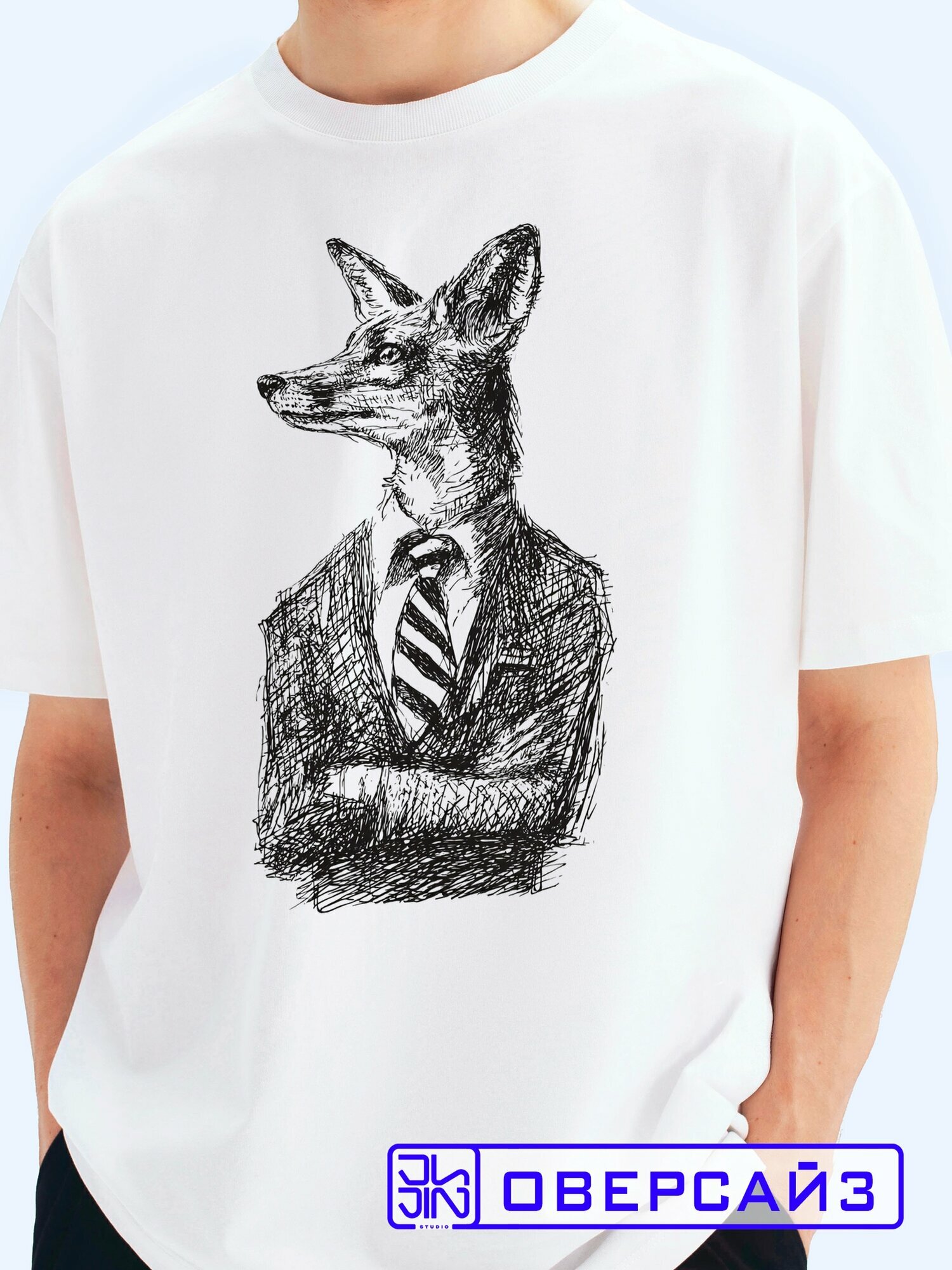 Футболка оверсайз мужская с принтом Черно-белая оригинальная лиса в строгом черном костюме с полосатым галстуком, белый хлопковый трикотаж с прикольным рисунком на груди