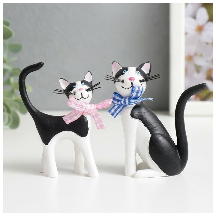 Набор фигурок полистоун «Кошки с бантиками», 2 шт, 9.3×7×3.7 см; 10×6.5×3 см