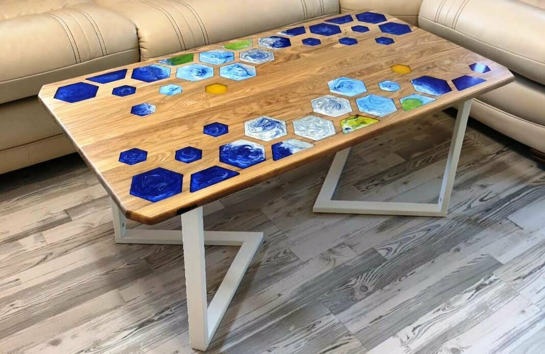 Журнальный стол из массива ясеня с абстрактным рисунком из эпоксидной смолы на металлическом лофт подстолье