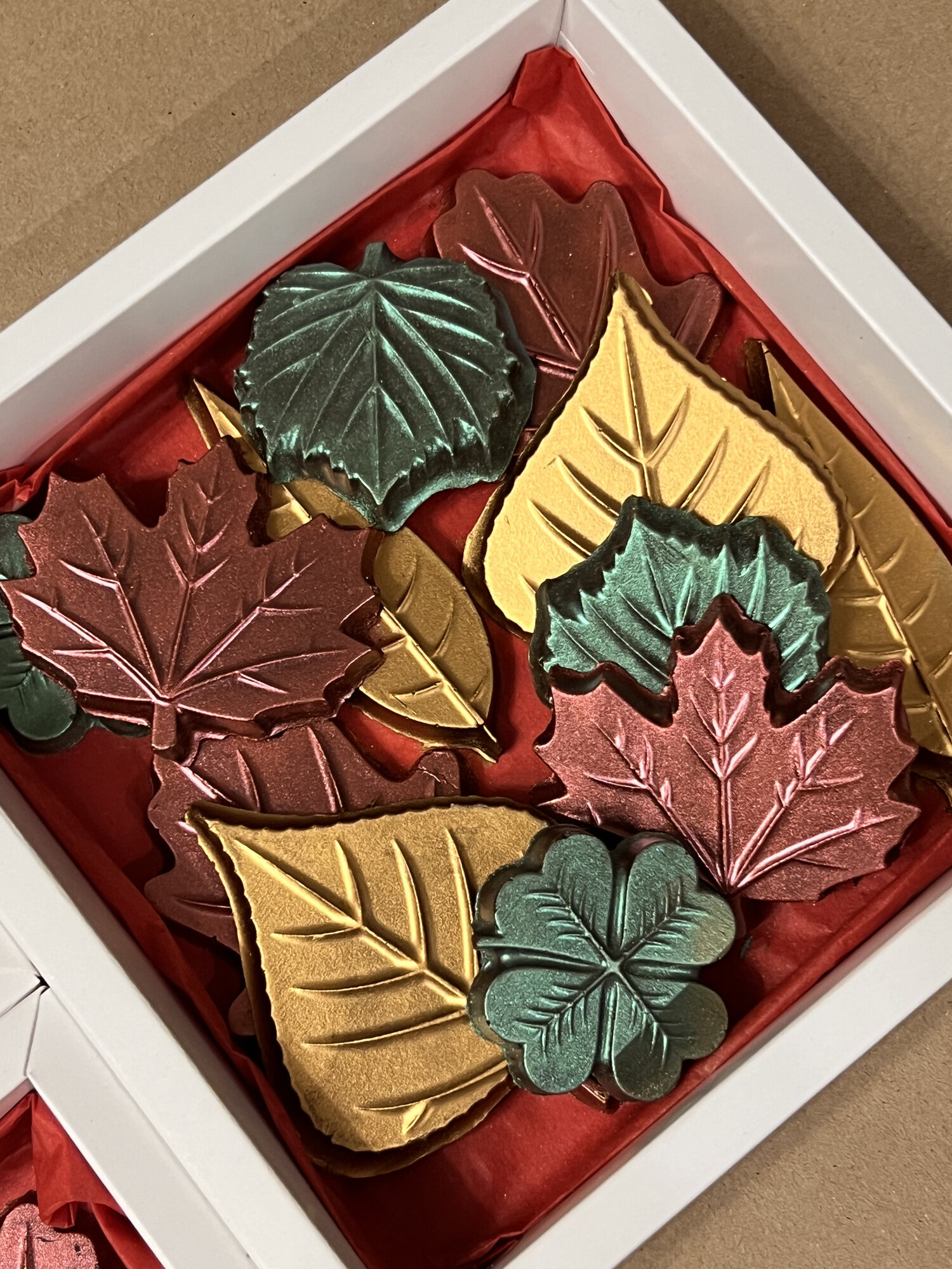 Подарочный набор конфет Aramiska "Осенний Листопад" №2, темный шоколад, ручная работа