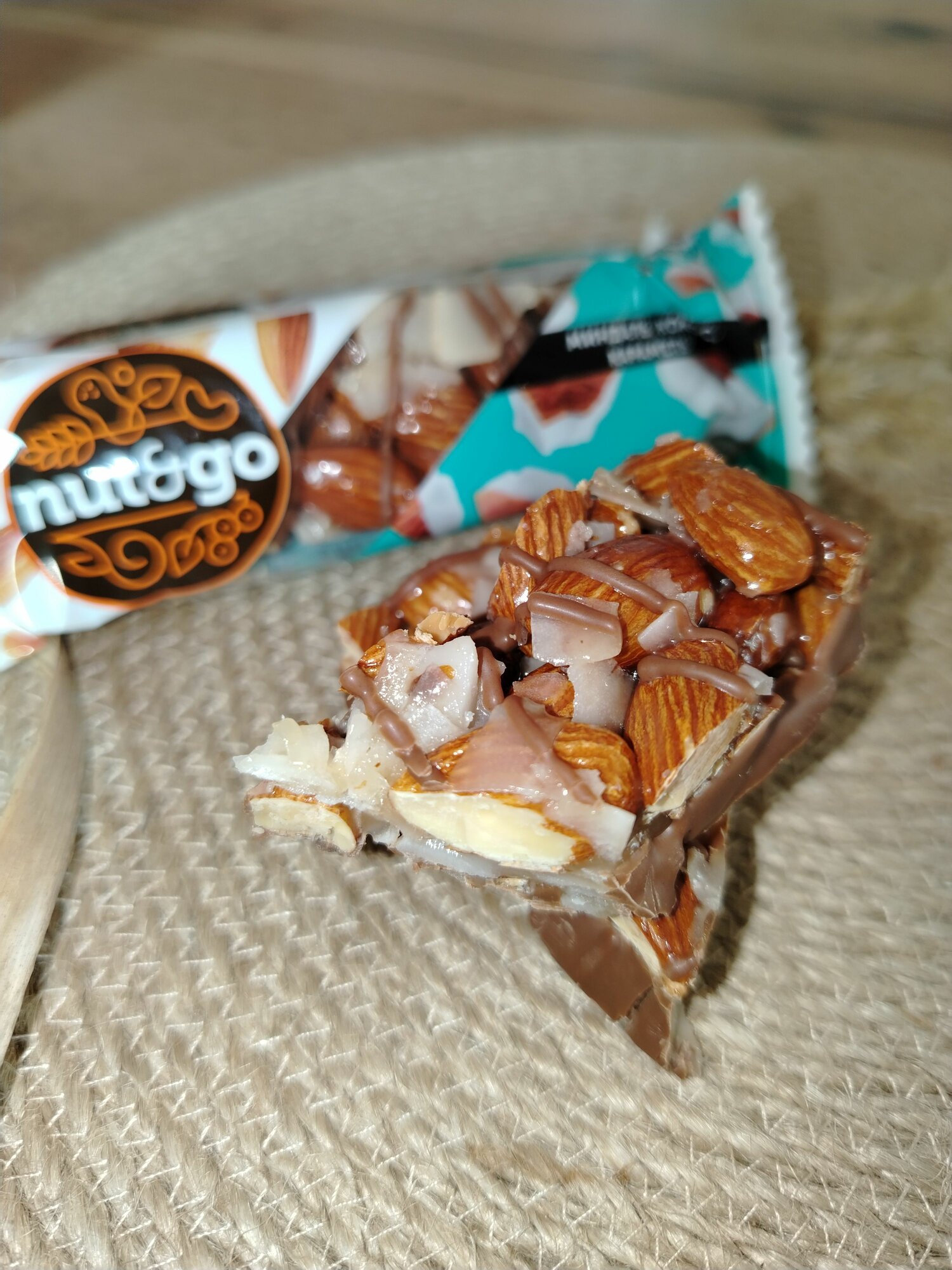 14 батончиков nut&go миндаль, кокос, карамель.