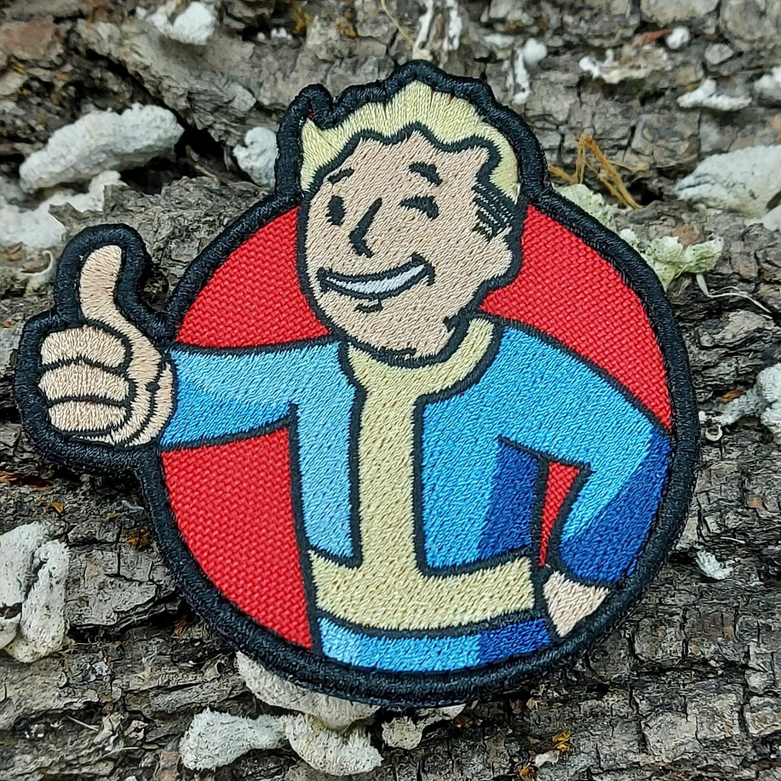 Нашивка-шеврон Волт-Бой вышитая на липуче 8х8