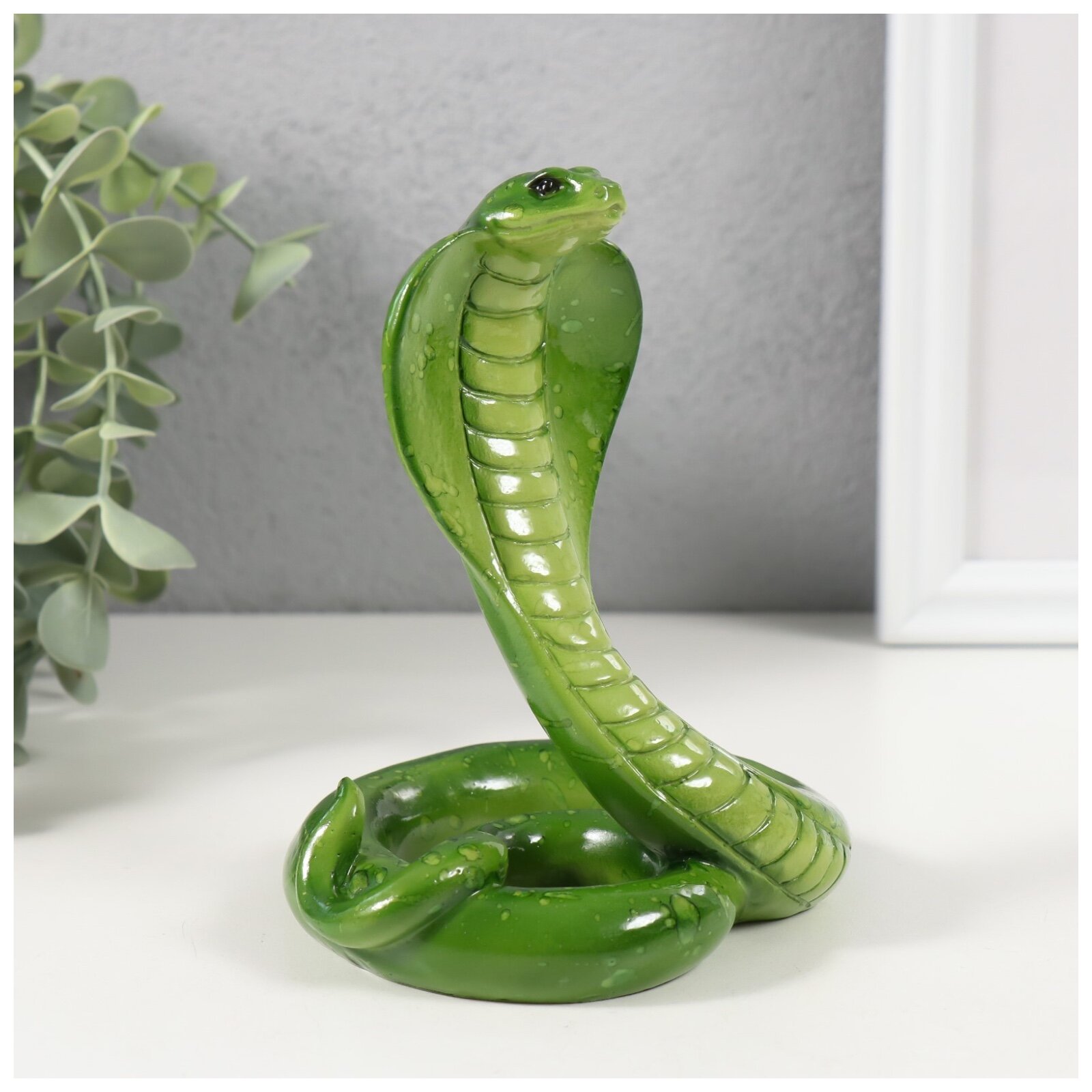 Фигурка «Зеленая змея кобра»