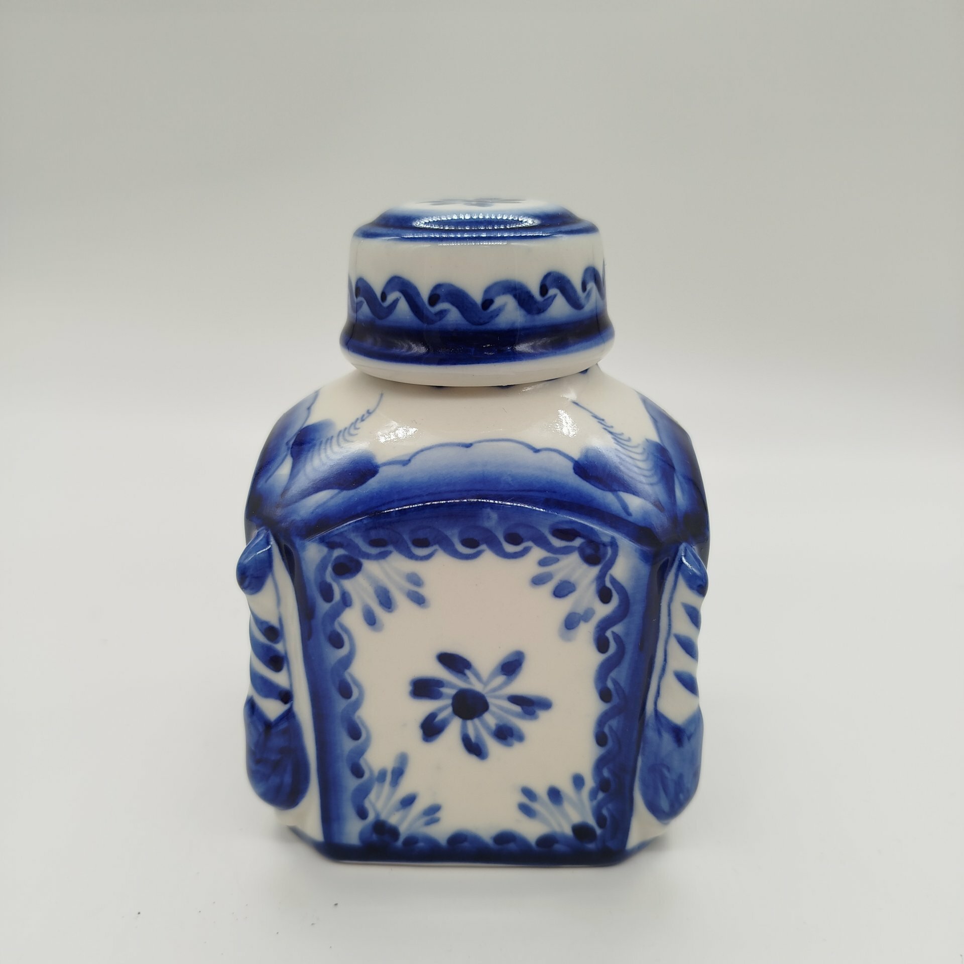 Чайница с растительным декором, Гжель, фарфор, роспись, СССР, 1970-1990 гг.