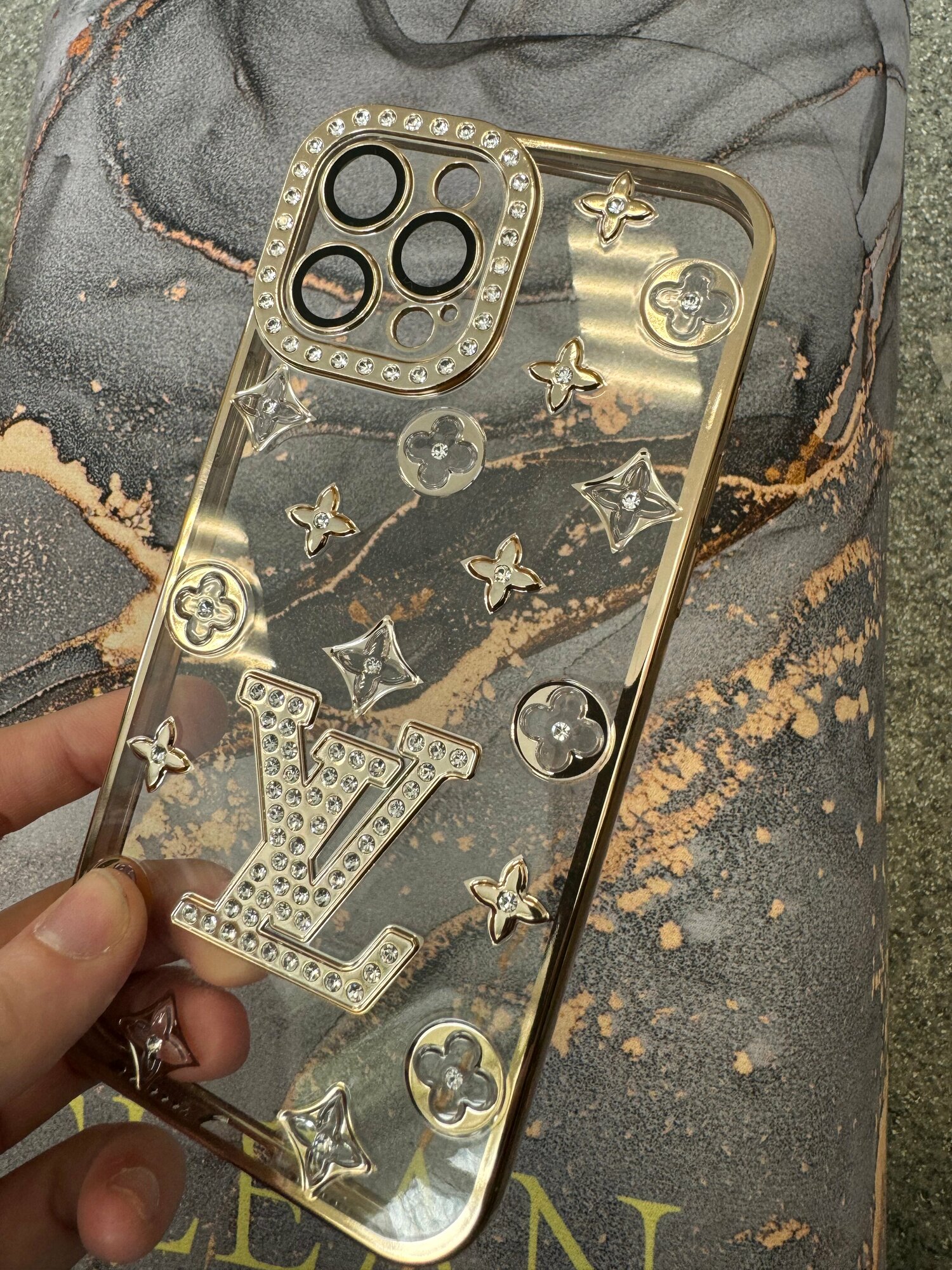 Чехол панель накладка бампер MyPads Lusso для iPhone 12 6.1 (простой, обычный) тонкая силиконовая крышка с защитой задней камеры со стразами Луи Ви.