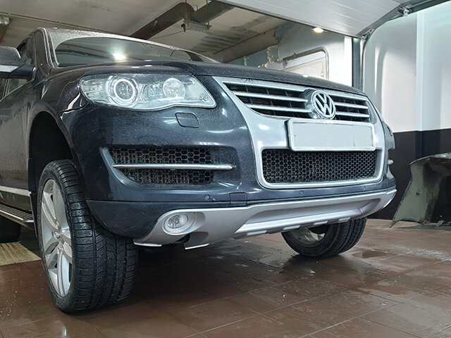Накладка переднего бампера для VW Touareg GP рестайлинг серебристая