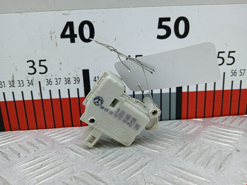 Сервопривод (электропривод моторчик привода) замка крышки багажника Volkswagen Golf 4 1J6862159A арт. 2039426