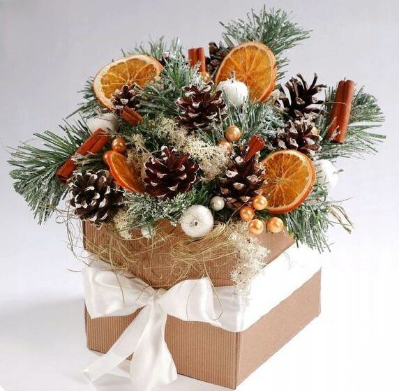 Новогодний букет композиция из натурального нобилиса с шишками, корицей и апельсинами