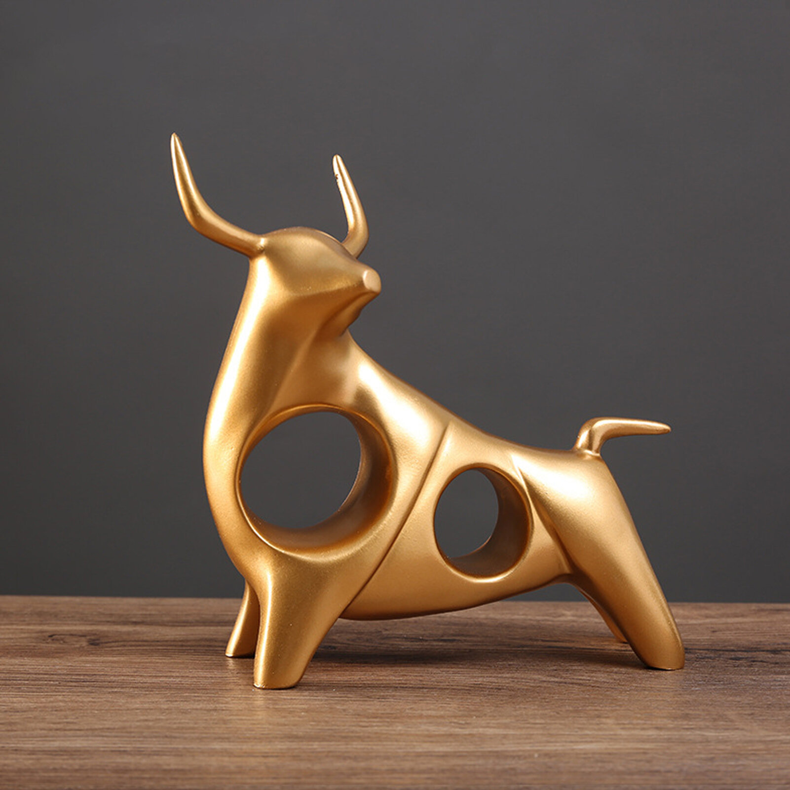 Скульптура быка из смолы, золотая фигурка боевого быка, изысканное украшение для стола в виде быка, абстрактный орнамент в виде животного для офисного автомобиля