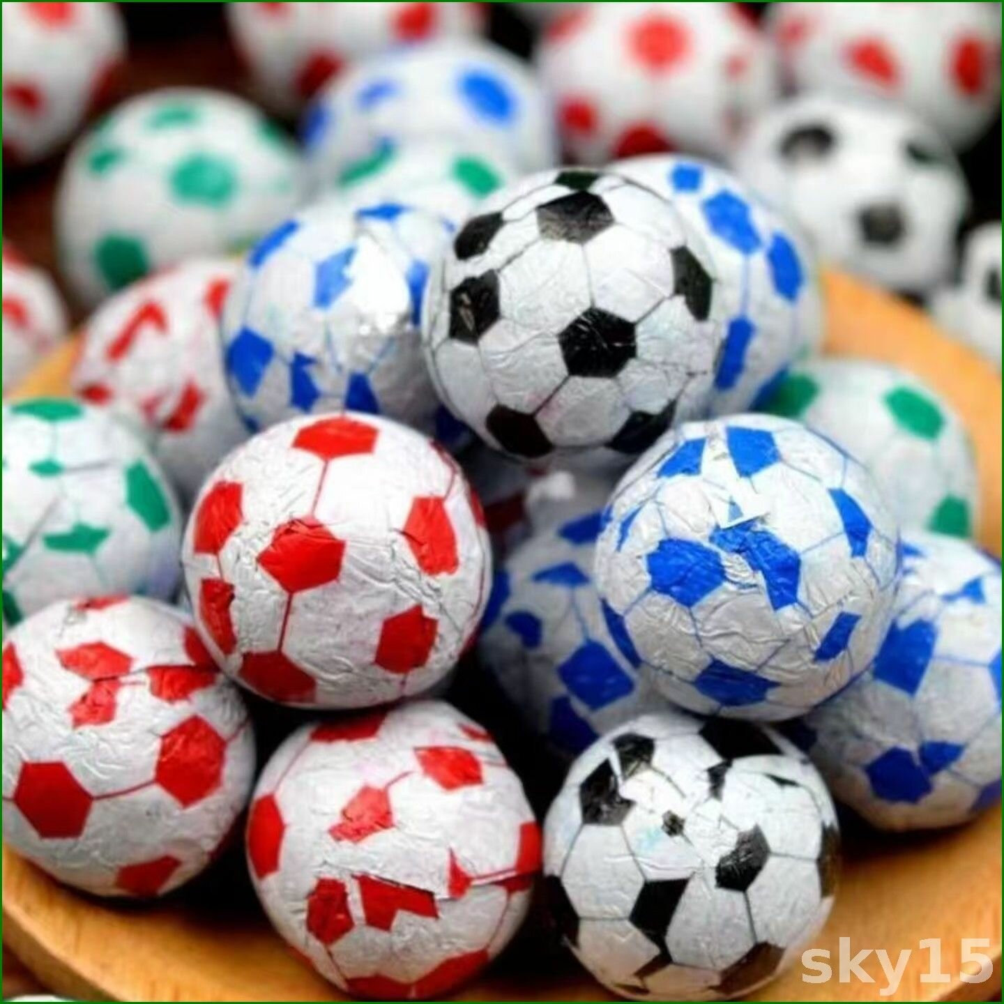 50 штук шоколадных футбольных мячей