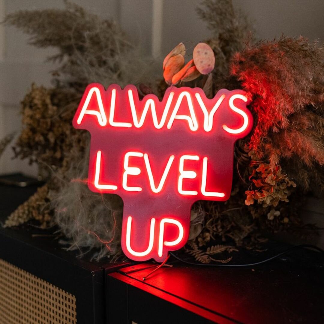 Неоновый светильник Elmarto Always level up, 25х25 см, красный