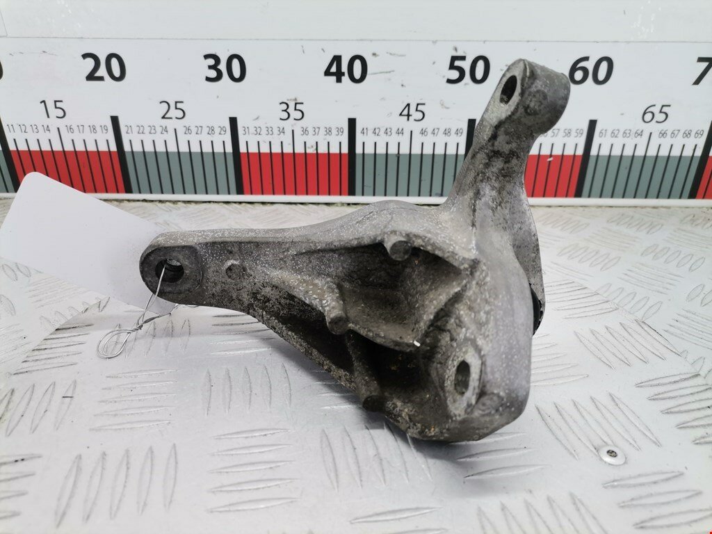 Кронштейн (крепление лапа траверса) кпп Ford Focus 2 3M516P093AE арт. 2067860