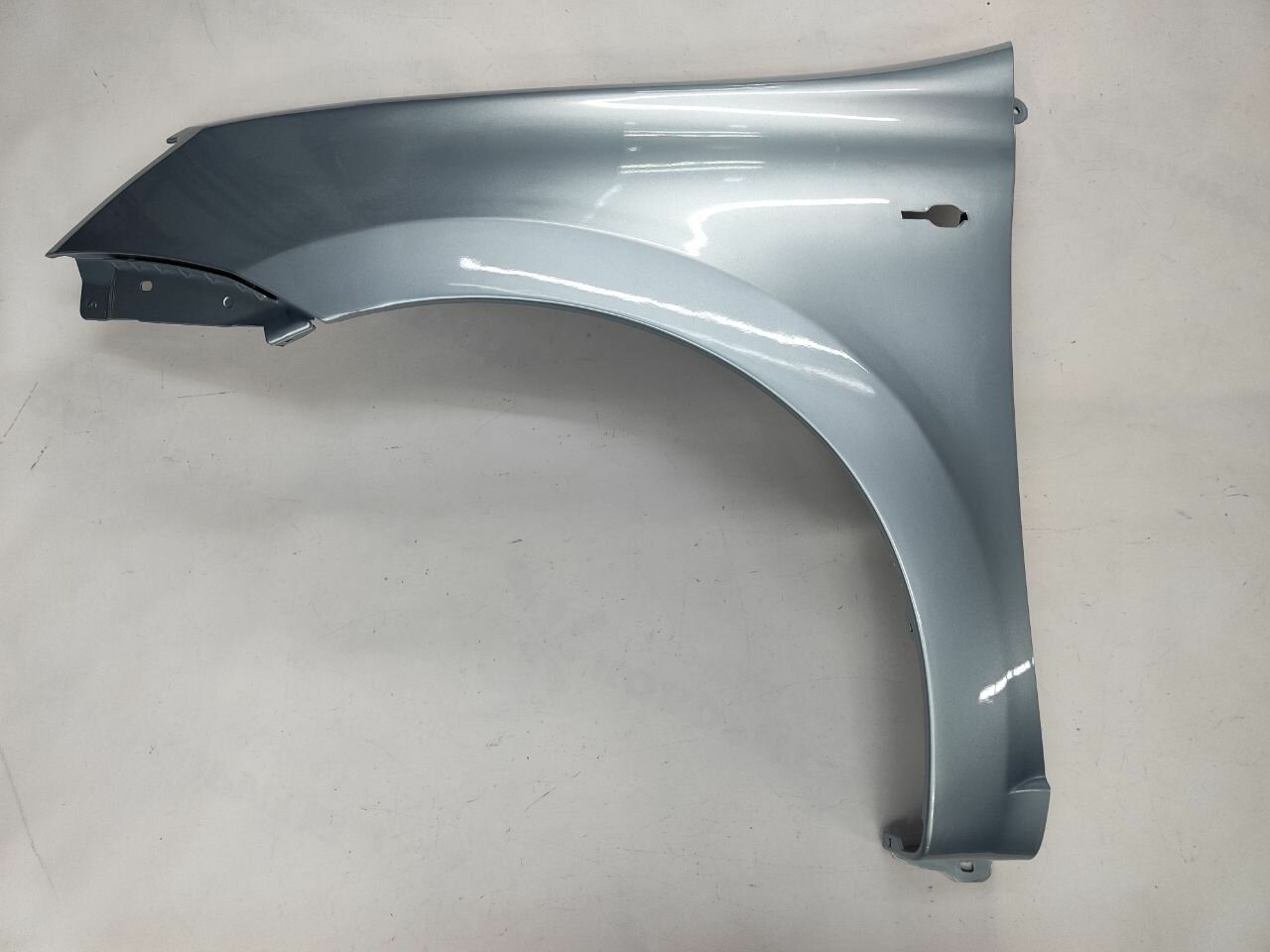 Крыло (левое ), пластиковое Лада Гранта Калина 2 окрашенное Ледяной 413"серебристо голубой"